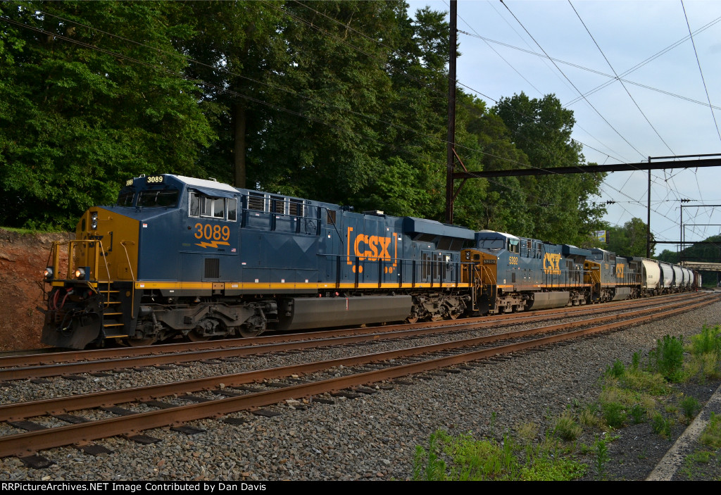 CSX ES44AH 3089 leads Q438-16